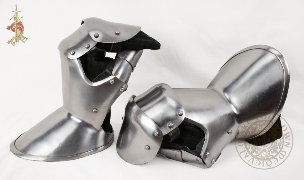 Medieval Hourglass Del Bargello Gauntlets Blackened 14th century | Make ...