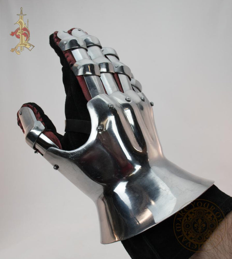 Medieval Hourglass Gauntlets. 14th Century Reproduction armour| Make ...