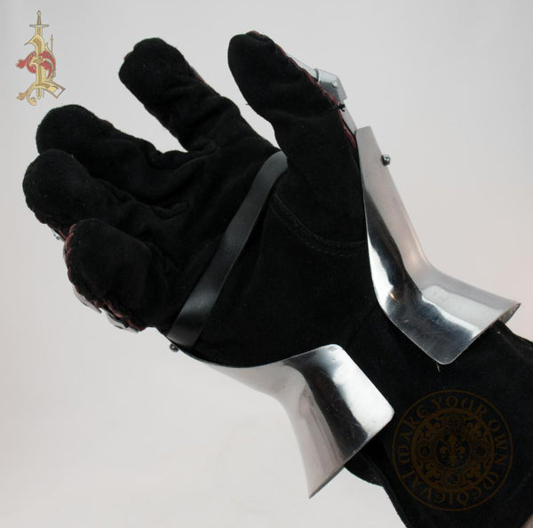 Medieval Hourglass Gauntlets. 14th Century Reproduction armour | Make ...